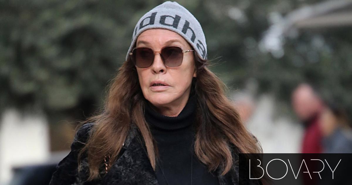 H Βάνα Μπάρμπα με Ugg μπότες και σκούφο, στη Γλυφάδα -Το casual look που είναι ιδανικό για τις ...